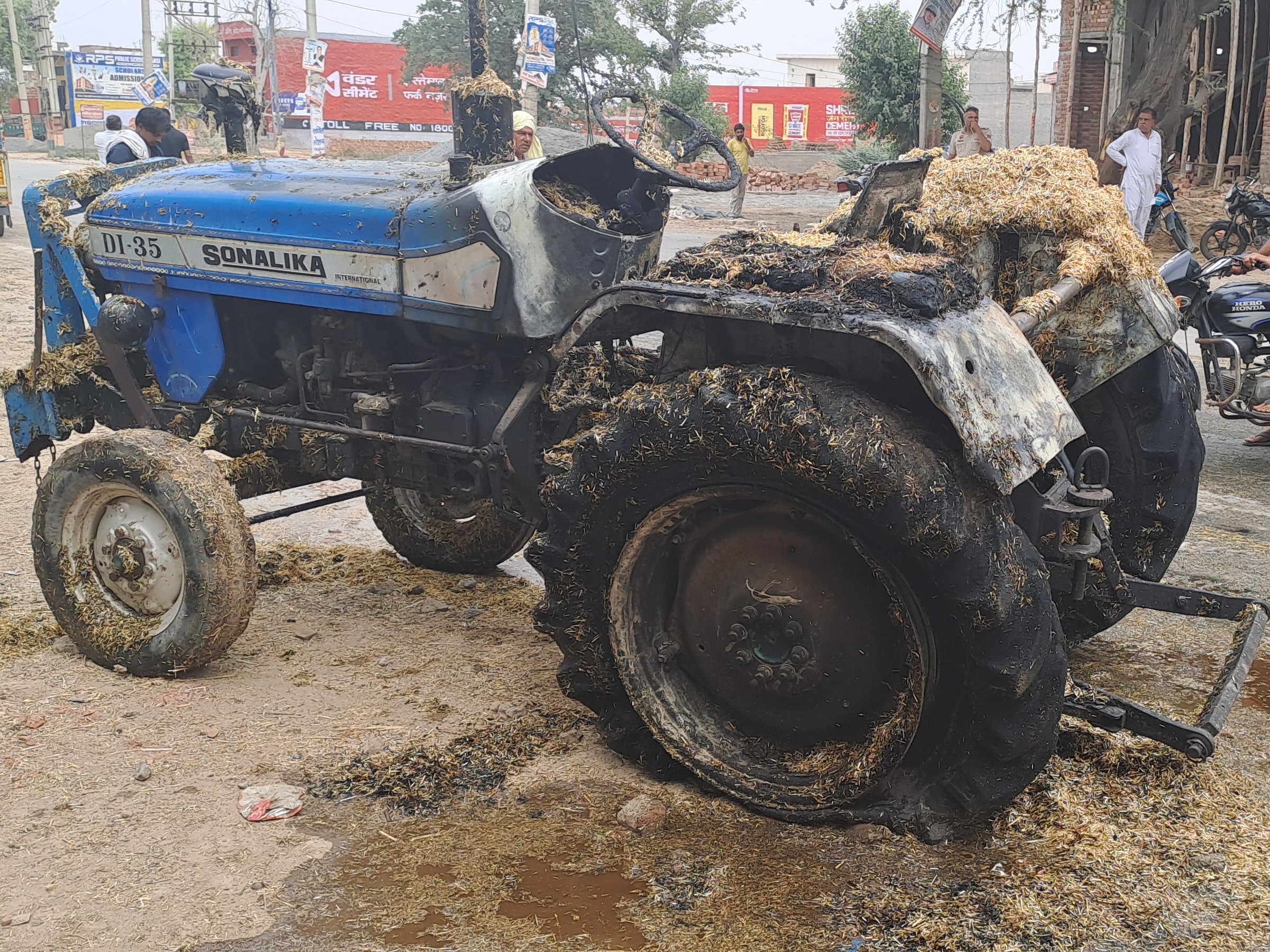 Hisar-Narnaund-tractor-trolley-loaded-with-fodder-catches-fire-update ...