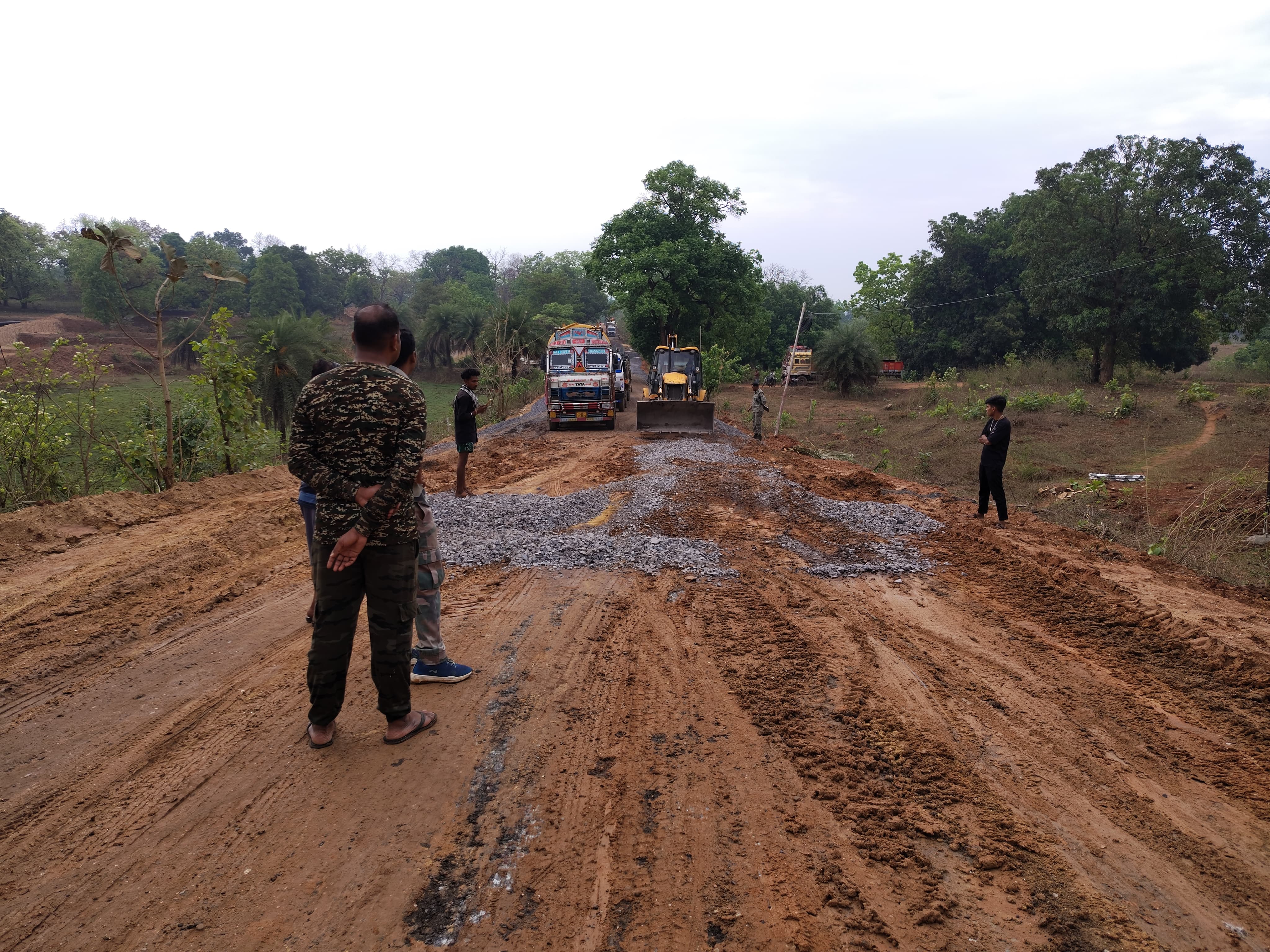 Vehicles are getting stuck in the diversion on the road from Dantewada ...