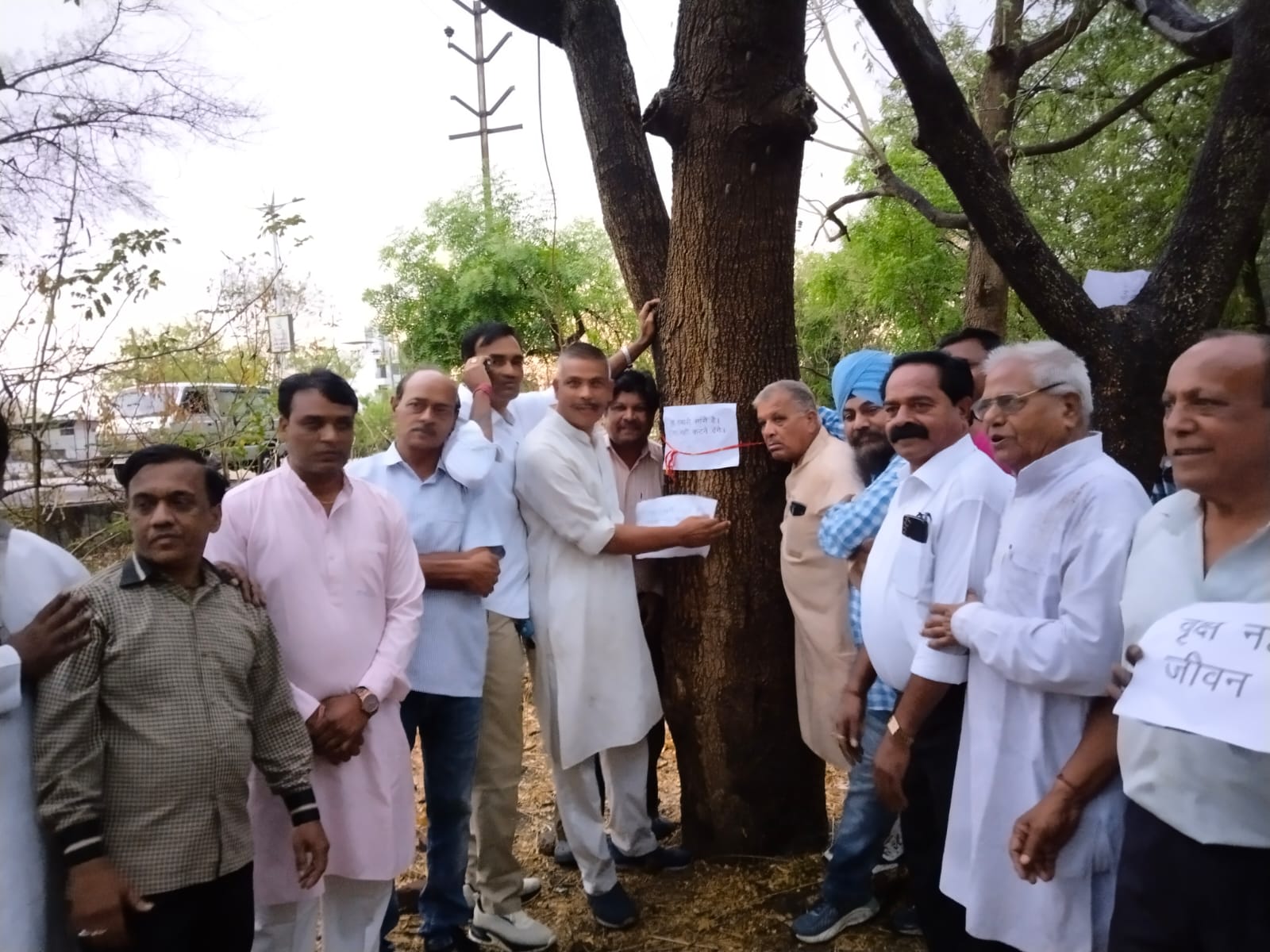 Movement to save 8 thousand trees in Bhopal | भोपाल में 8 हजार पेड़ ...