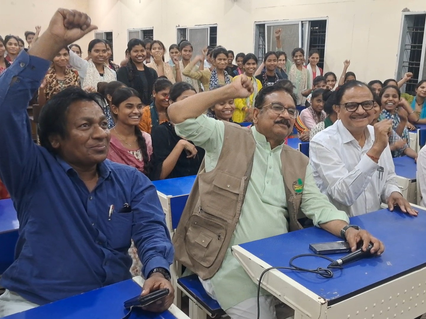 Tribal Minister visits Polytechnic College in Mandla | मंडला के ...