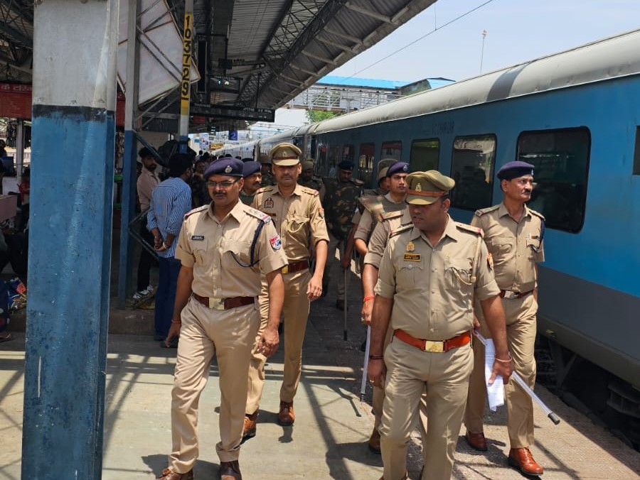 Security mock drill at Lalitpur railway station | ललितपुर रेलवे स्टेशन पर सुरक्षा मॉकड्रिल ...