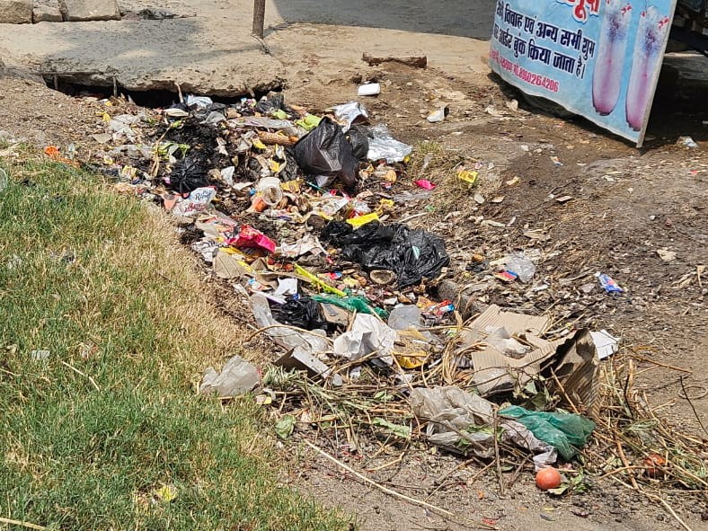 Drain worth lakhs is useless in Shri Dutt Ganj | श्रीदत्तगंज में लाखों ...