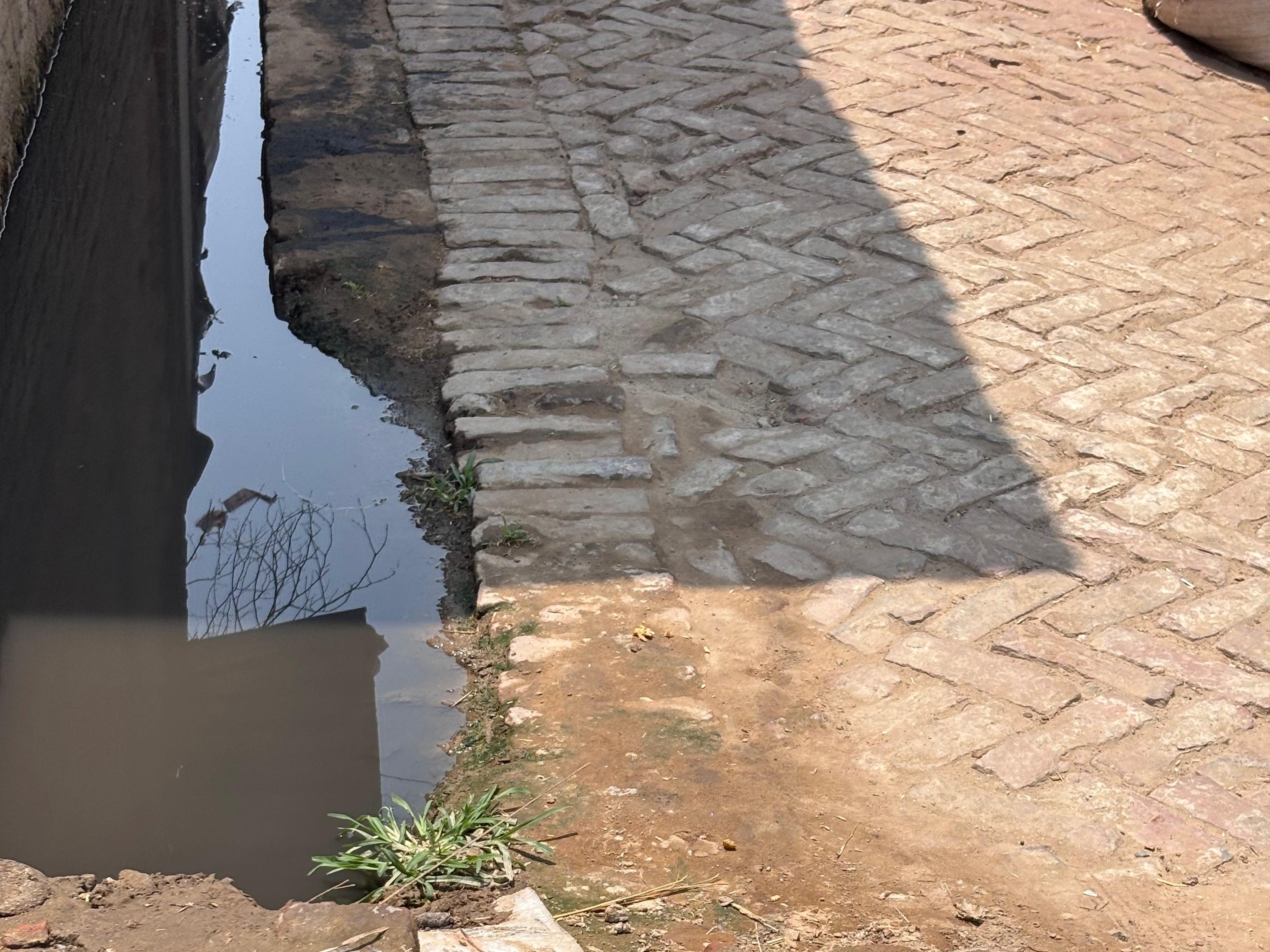 Drains got blocked in Magalganj | मैगलगंज में नालियां हुई जाम: सड़कों ...