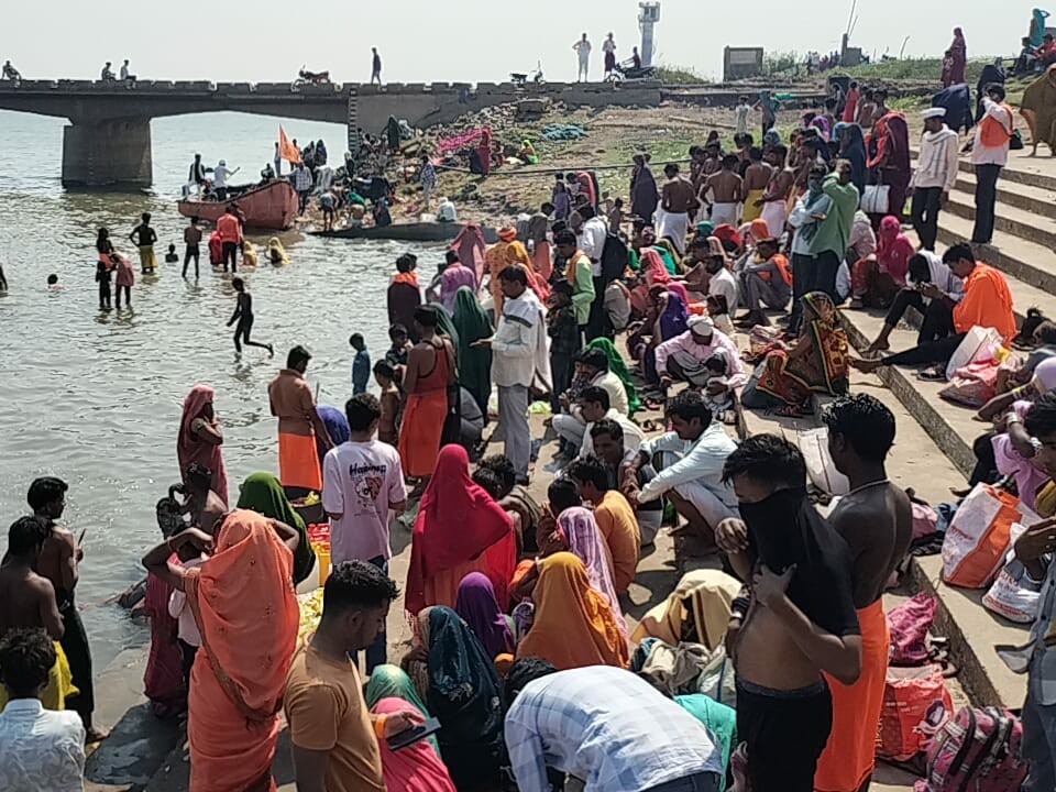 Thousands of devotees took bath at Barwani Raj Ghat | बड़वानी राजघाट पर ...