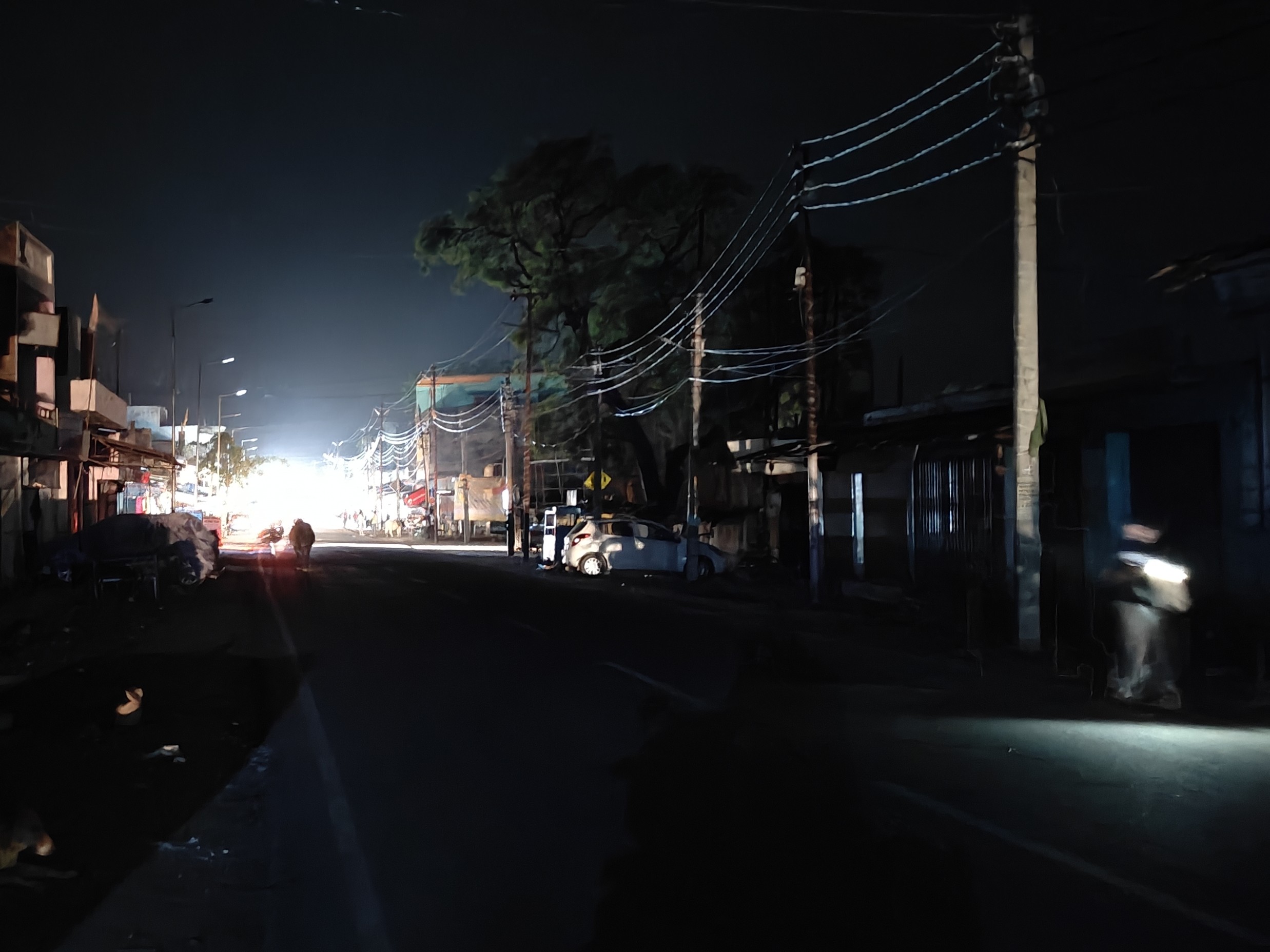 The power system collapsed due to storm in Nighasan | निघासन में आंधी ...