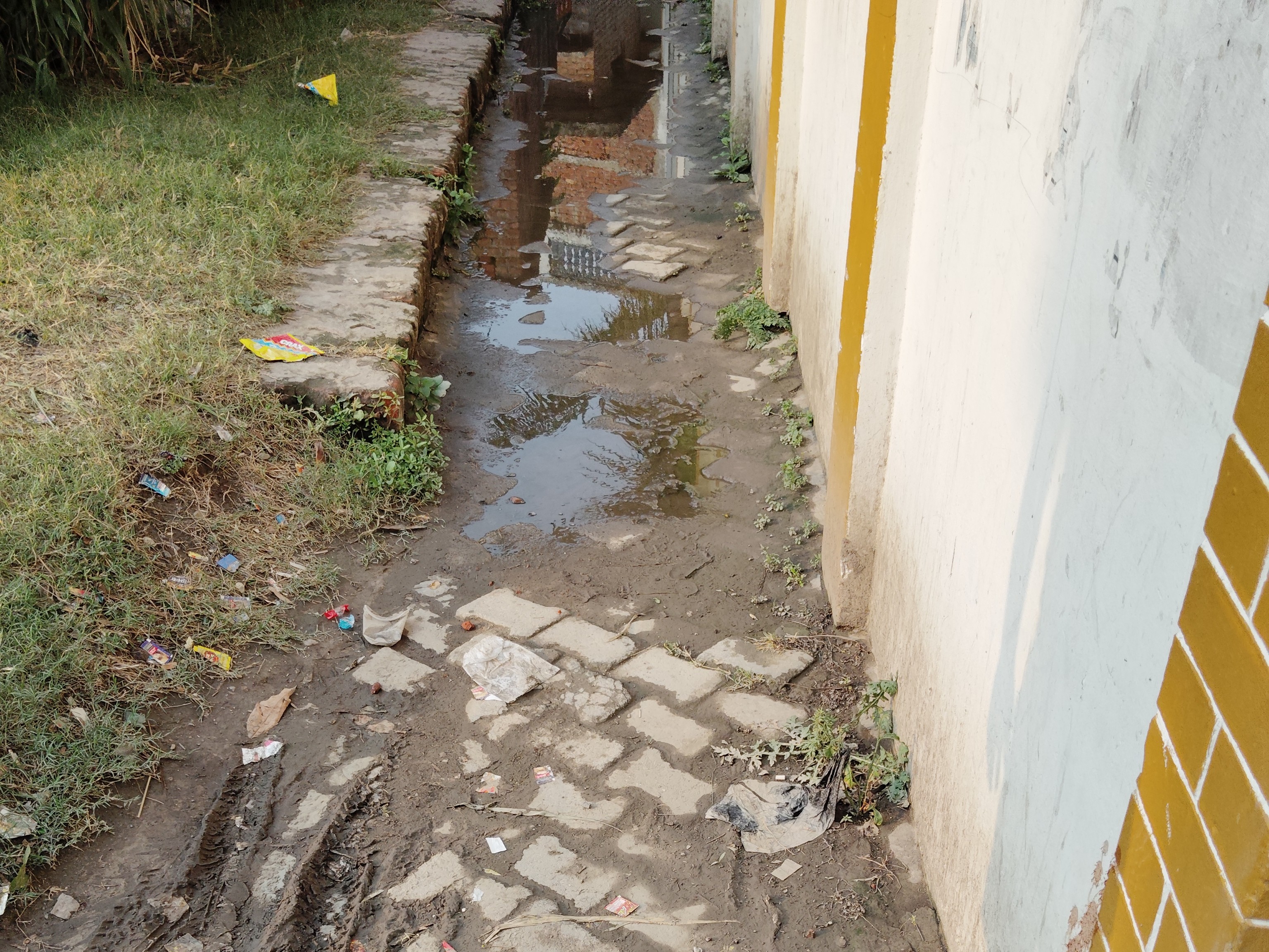 Trouble due to dilapidated road and open drain in Shohratgarh
