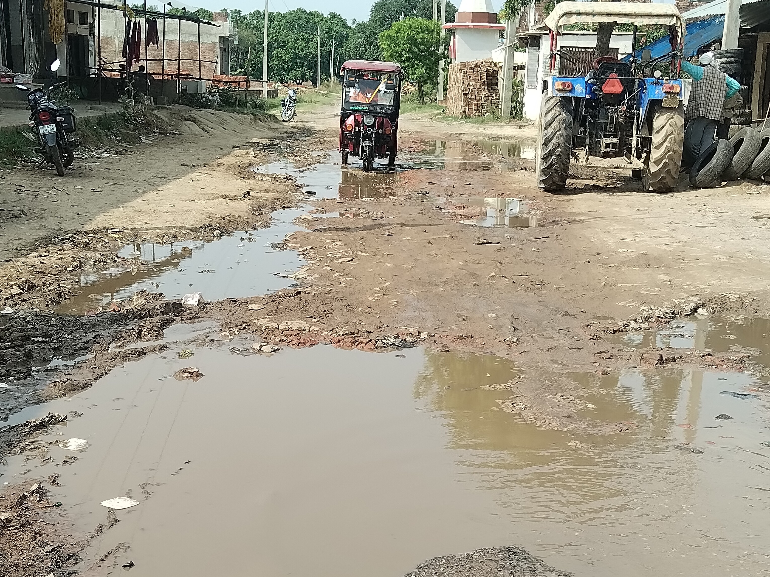 People are facing problems due to broken road in Baldev Nagar