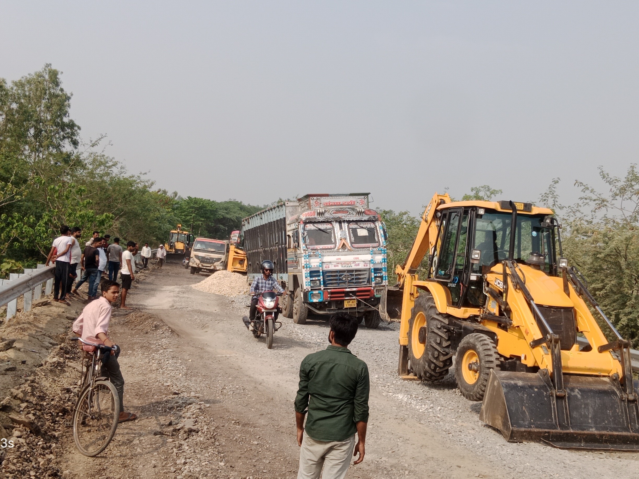 The approach road of Singar Ghat bridge of Maskanwa Gaura collapsed