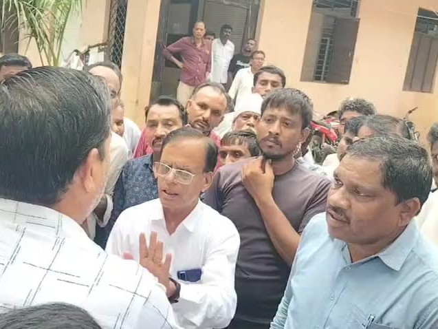 Controversy over disposal of dead animals in Anjad of Barwani | बड़वानी ...