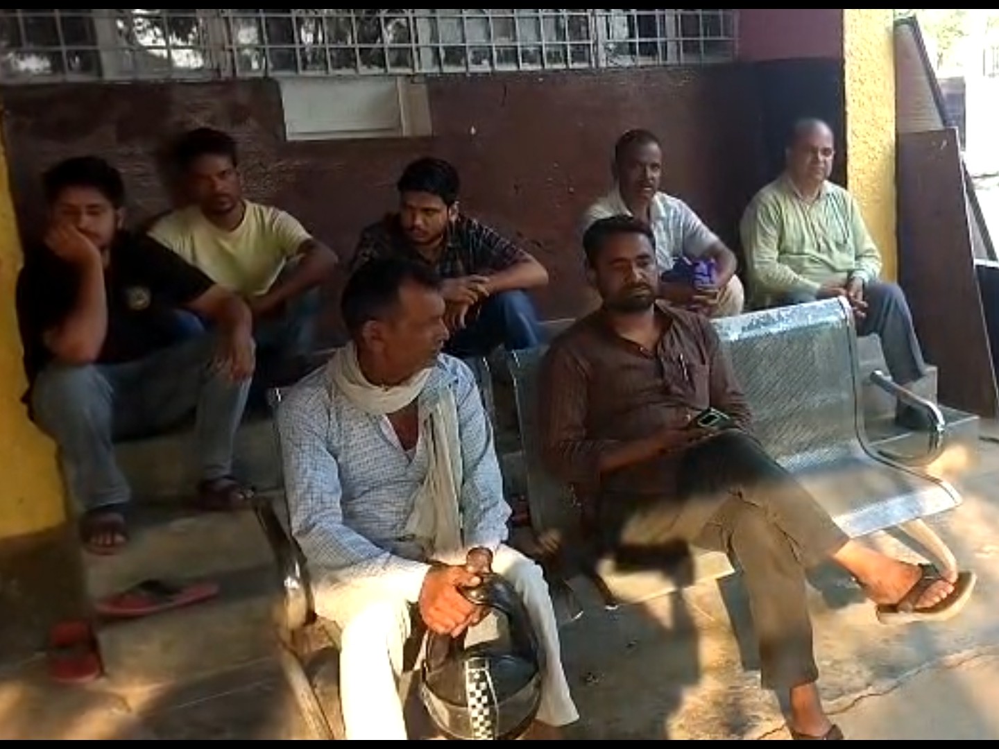DCM collided with bike and cart | डीसीएम ने बाइक और ठेले को मारी टक्कर ...