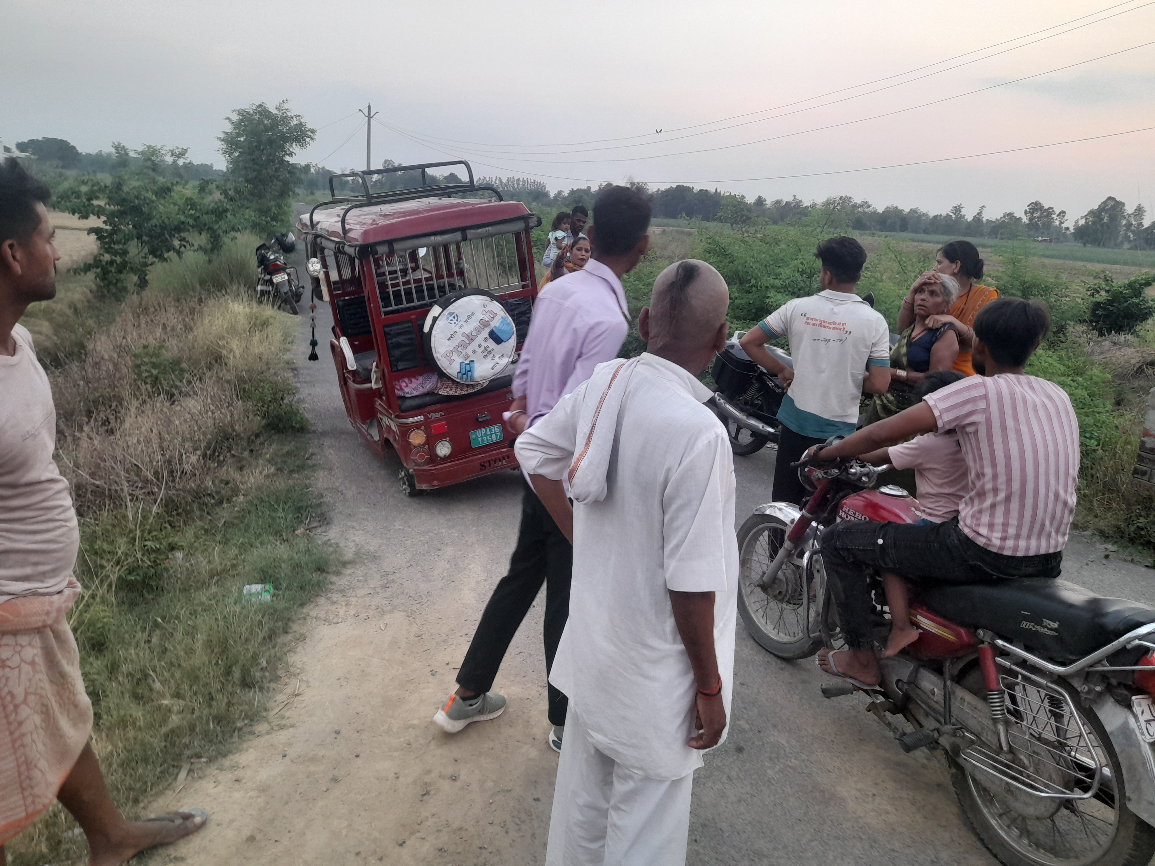 Tractor-e-rickshaw collision in Jigana | जिगना में ट्रैक्टर-ई-रिक्शा की ...