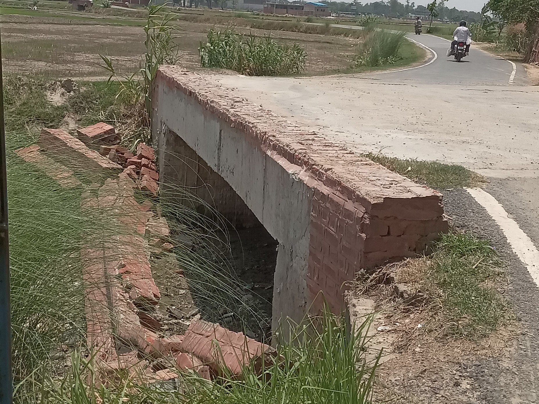 Broken bridge railing on Chauparia-Amhava road | चौपरिया-अमहवा मार्ग पर ...
