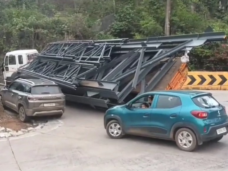 The trailer overturned at the 8th turn of Keshkal valley | केशकाल घाटी ...