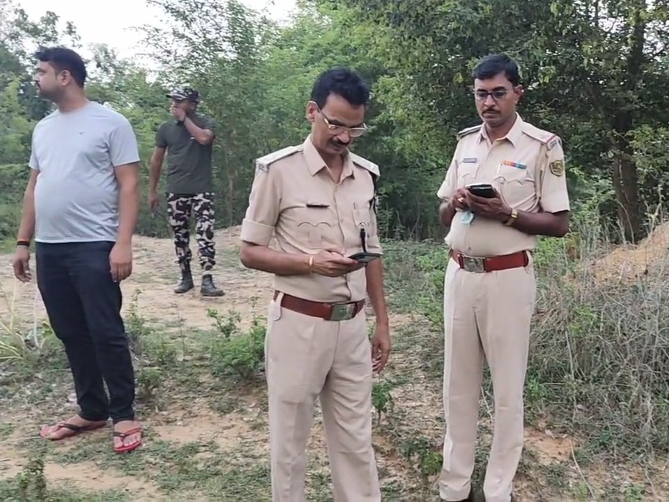 Burnt body of an unknown youth found in bushes in Jamui Bihar News | झाड़ियों में मिला अज्ञात ...