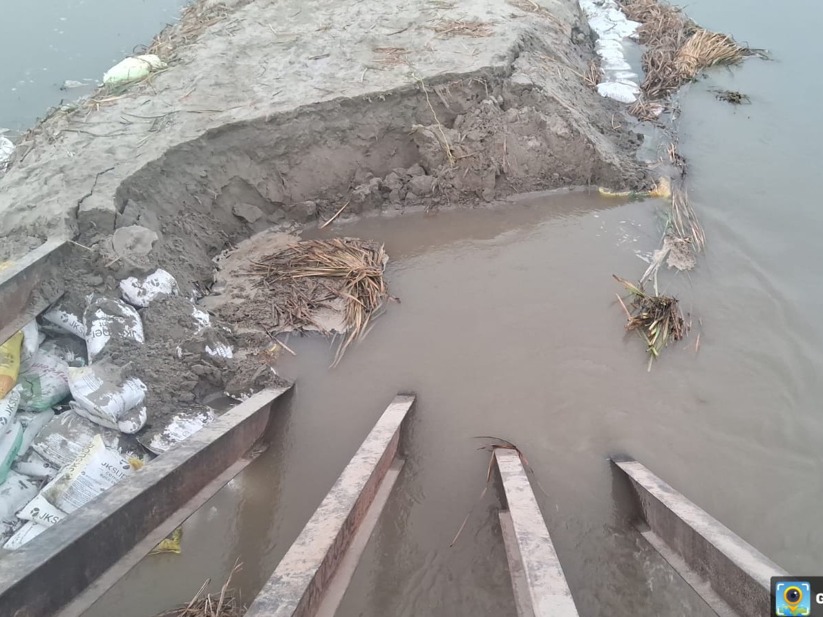 Pipa bridge broke due to flood in Sharda river | शारदा नदी में बाढ़ से ...
