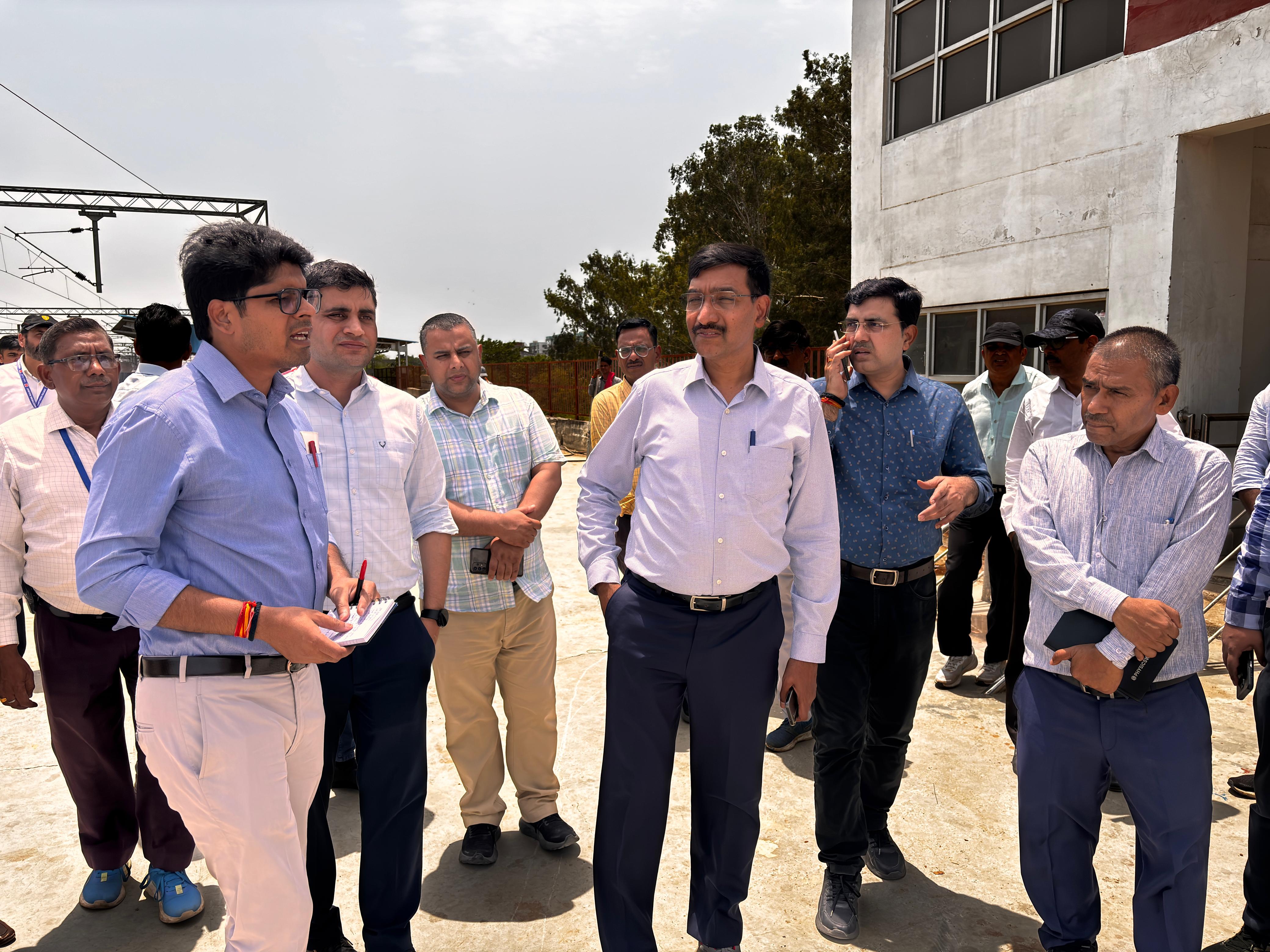 Lucknow DRM inspected the Lucknow-Alamnagar railway section | लखनऊ DRM ...
