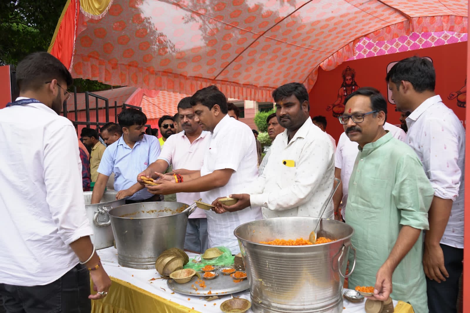 Lucknow Bada Mangal LIVE Photos Videos Update; Hanuman Temple | Aliganj ...