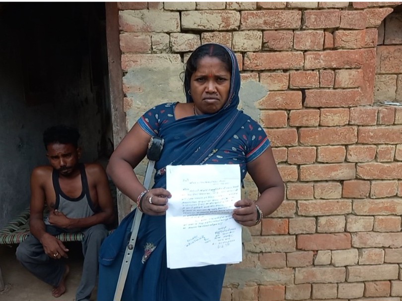 In Maharajganj a living woman was shown as dead on paper | महराजगंज में ...