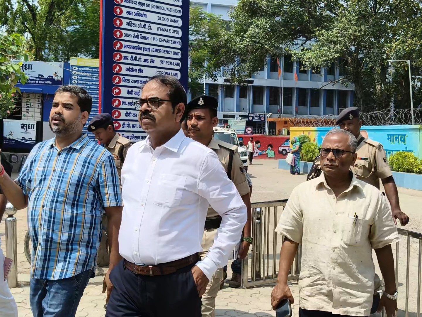Kaimur DM reached Sadar Hospital, display board found missing | कैमूर ...