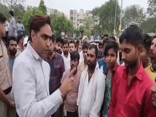 Gurugram Woman Begs with Child to Save Stall illegal encroachment ...