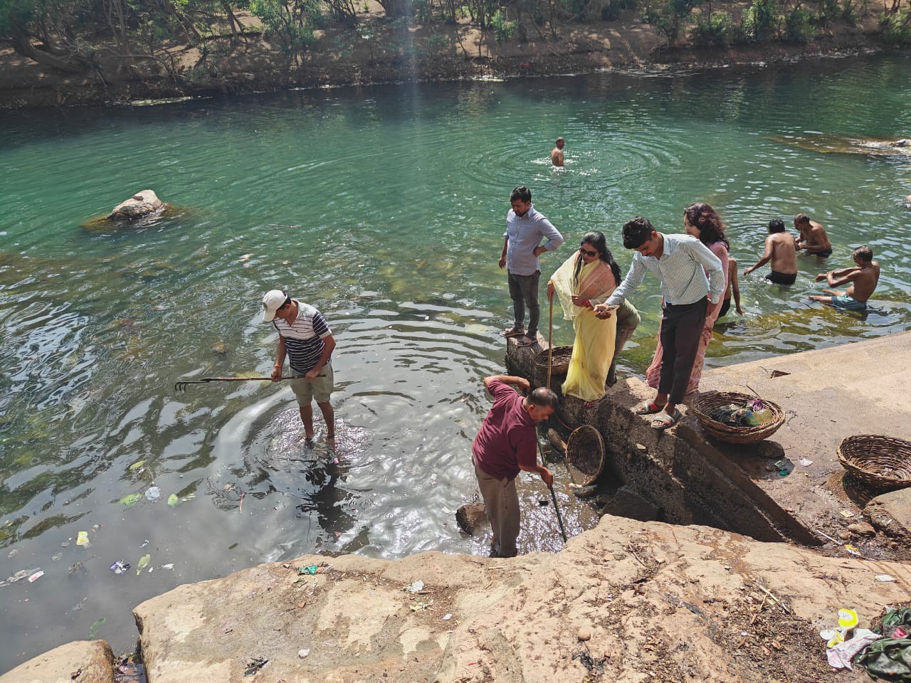 Cleanliness drive on Mandakini river in Satna | सतना में मंदाकिनी नदी ...