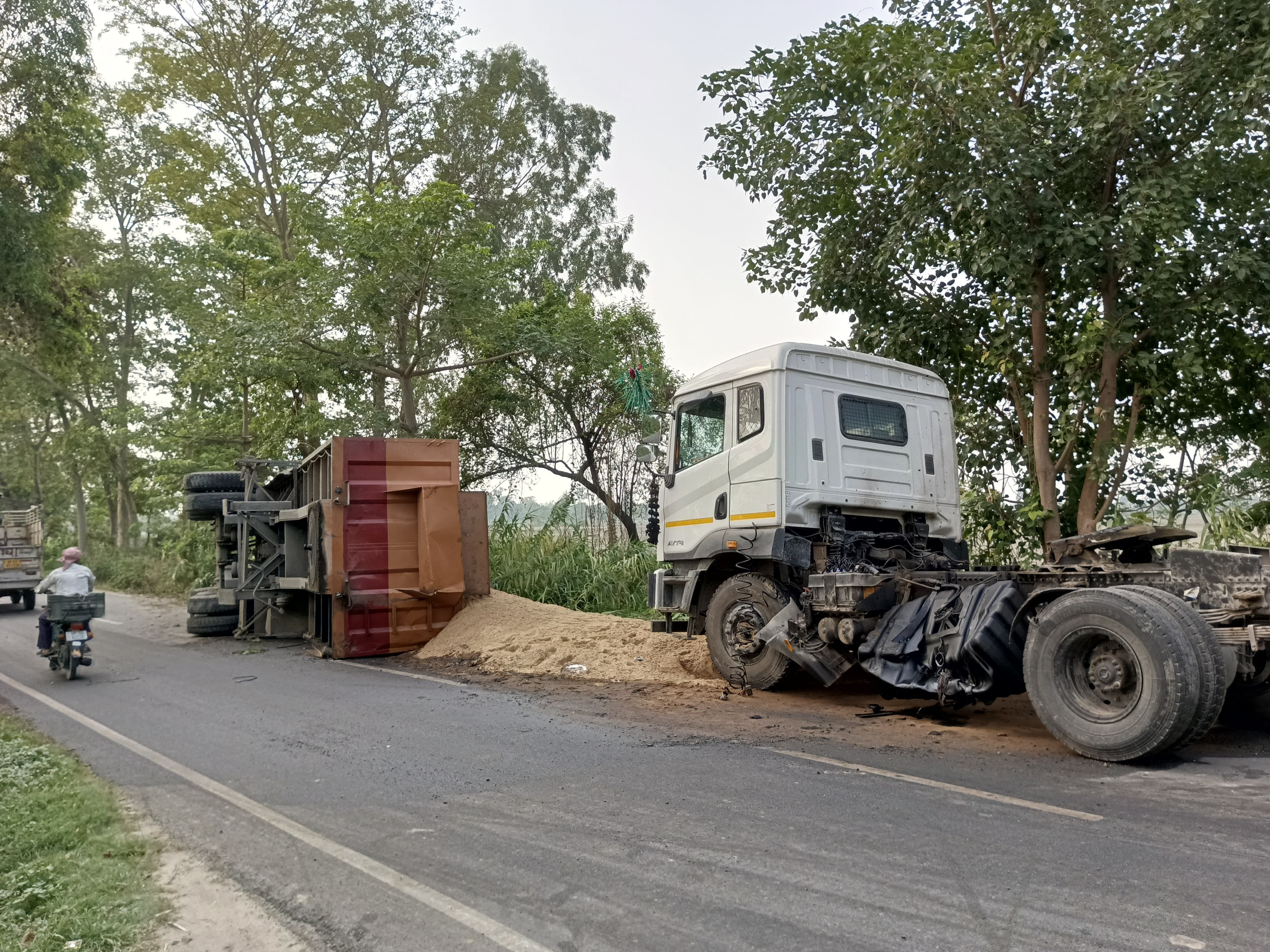 A sand laden trailer overturned on Ghughli-Shikarpur road | घुघली ...