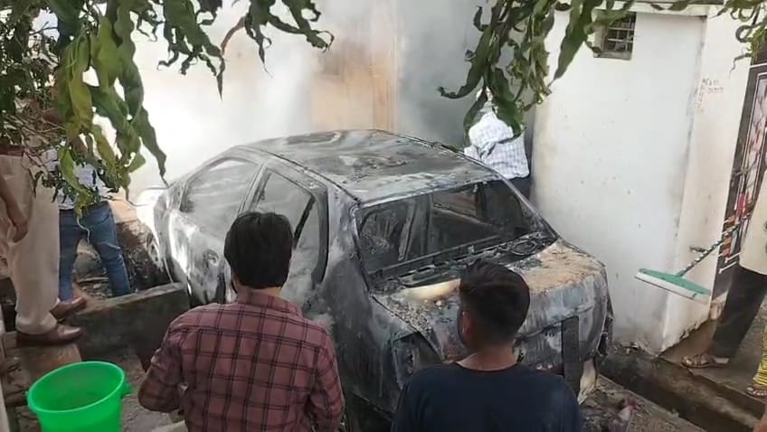 A car parked outside a house caught fire bharatpur kotwali thana sho ...