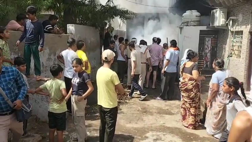 A car parked outside a house caught fire bharatpur kotwali thana sho ...