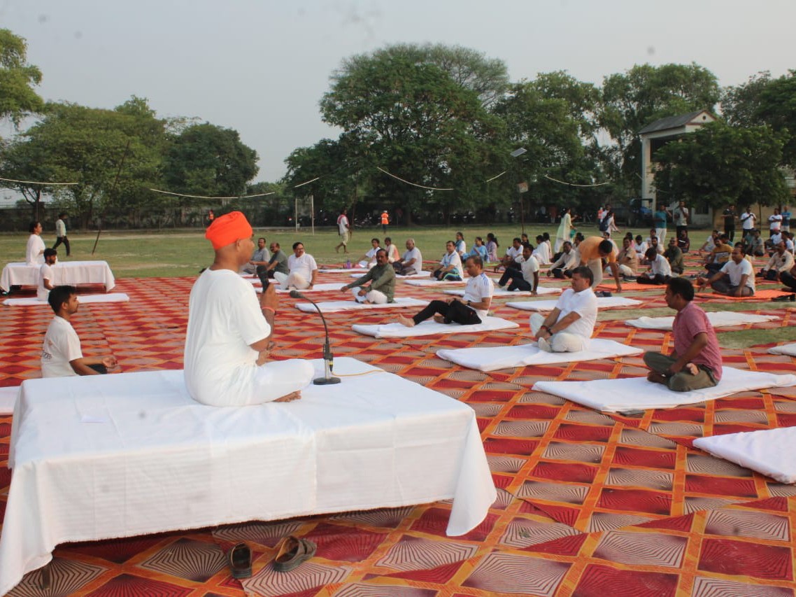 Mass yoga practice on International Yoga Day in Bhadohi | भदोही में ...
