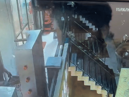 Bomb blast outside a restaurant in Prayagraj, CCTV