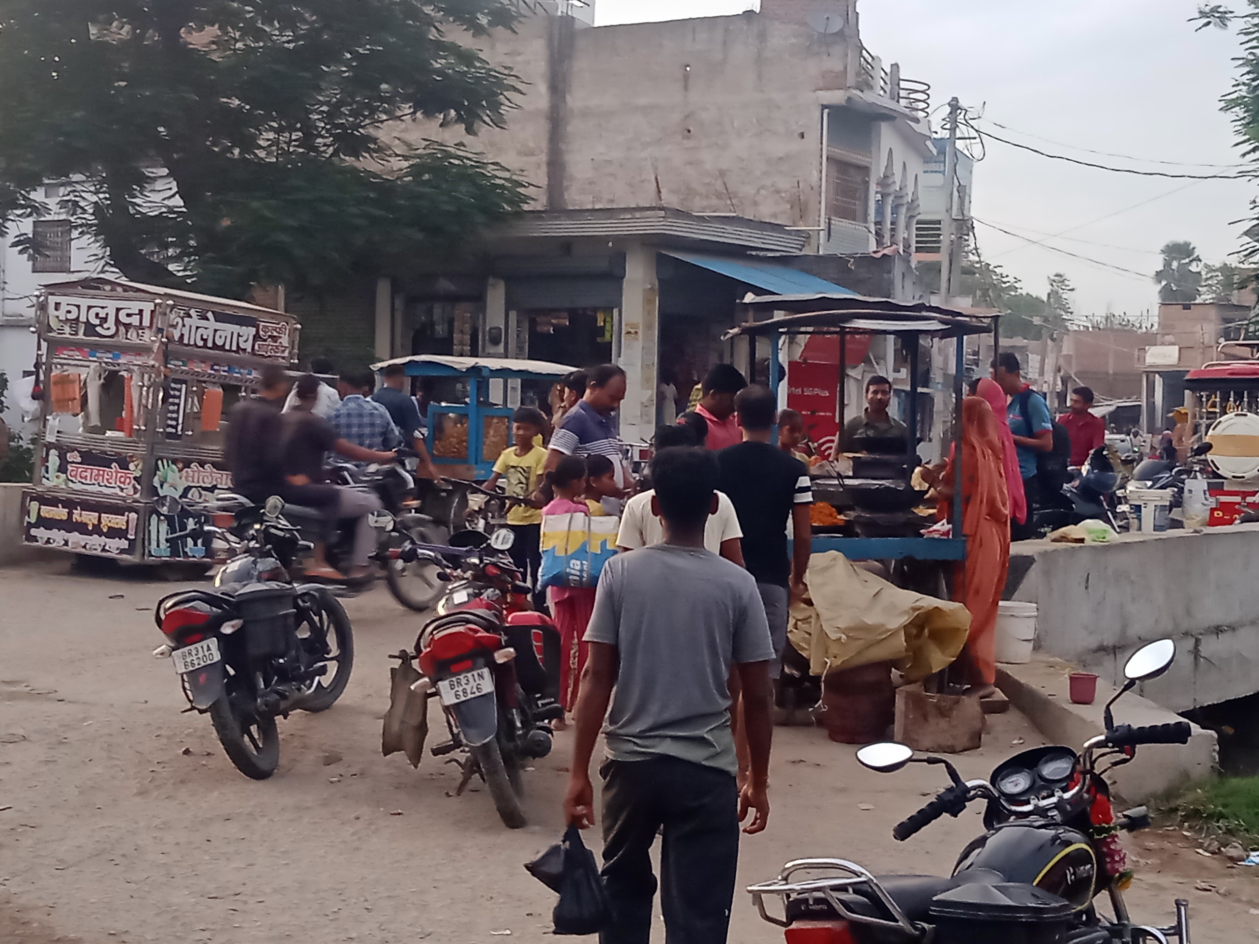 Threat from encroachment on Ghagra canal bridge | घाघरा नहर पुल पर ...