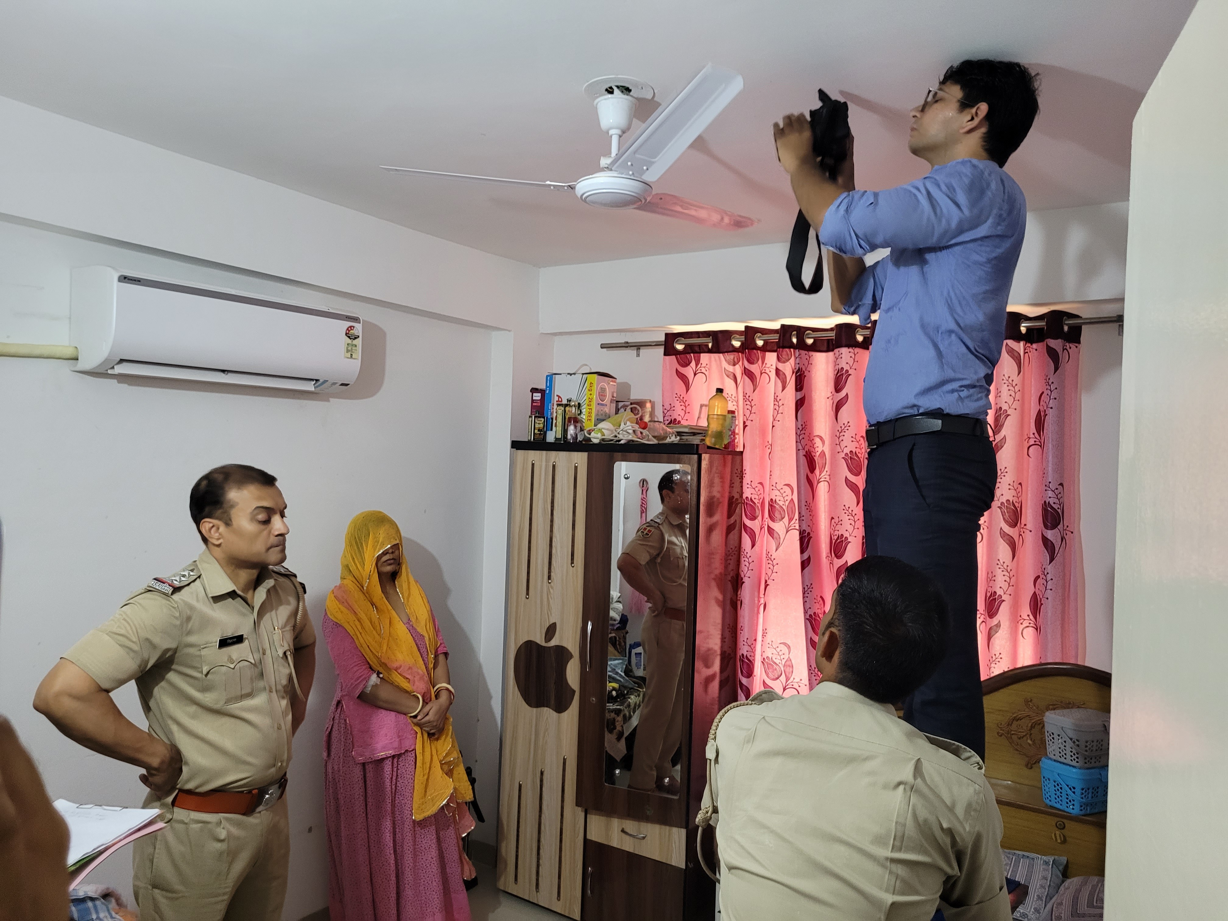 A young man was found hanging from a noose in the room | कमरे में फंदे ...