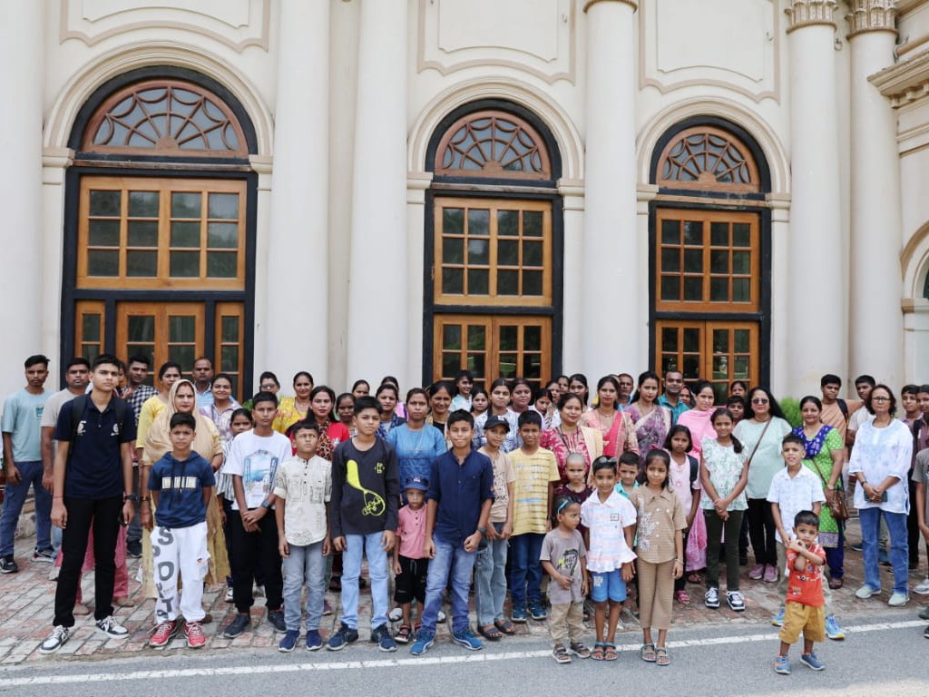 CRPF jawans were taken on a tour of Lucknow | सीआरपीएफ जवानों को लखनऊ ...