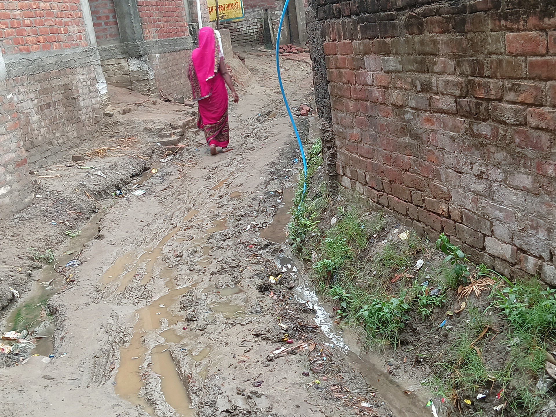Waterlogging on the road due to lack of drainage | नाली न होने से सड़क ...