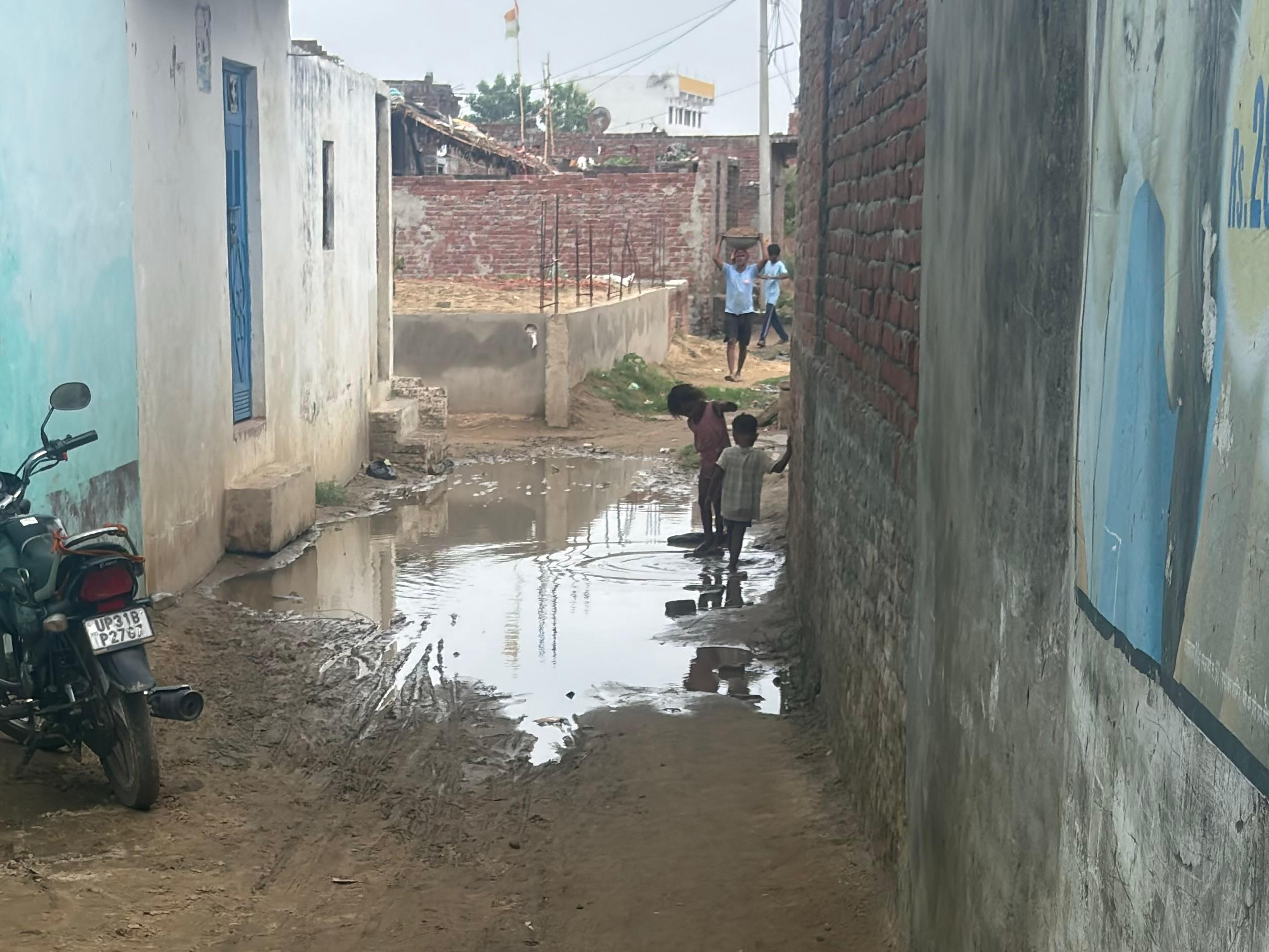 Drain water flowing on the roads in Magalganj | मैगलगंज में सड़कों पर ...