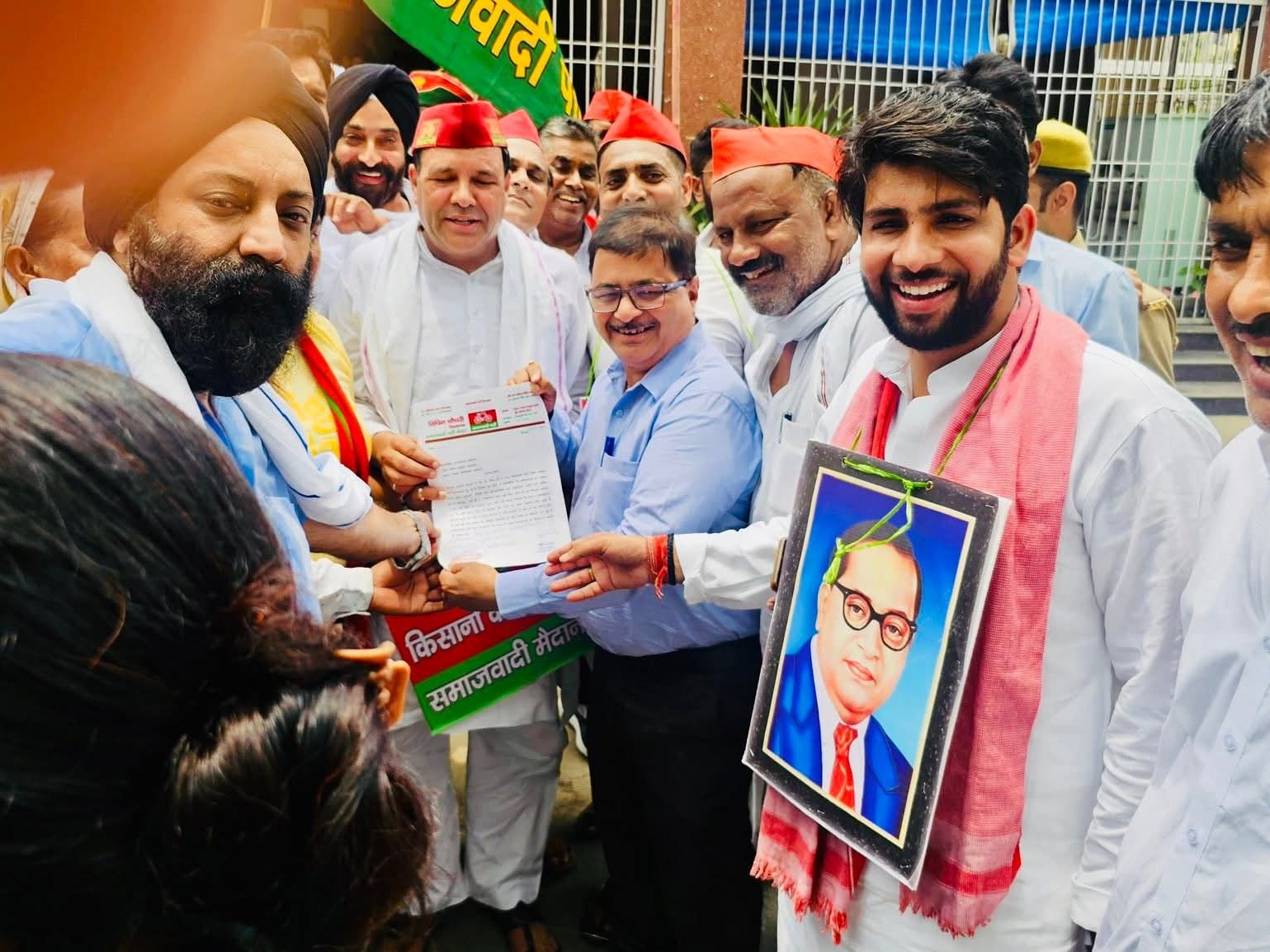 Protest against closure of 27965 schools in UP | यूपी में 27965 स्कूल ...