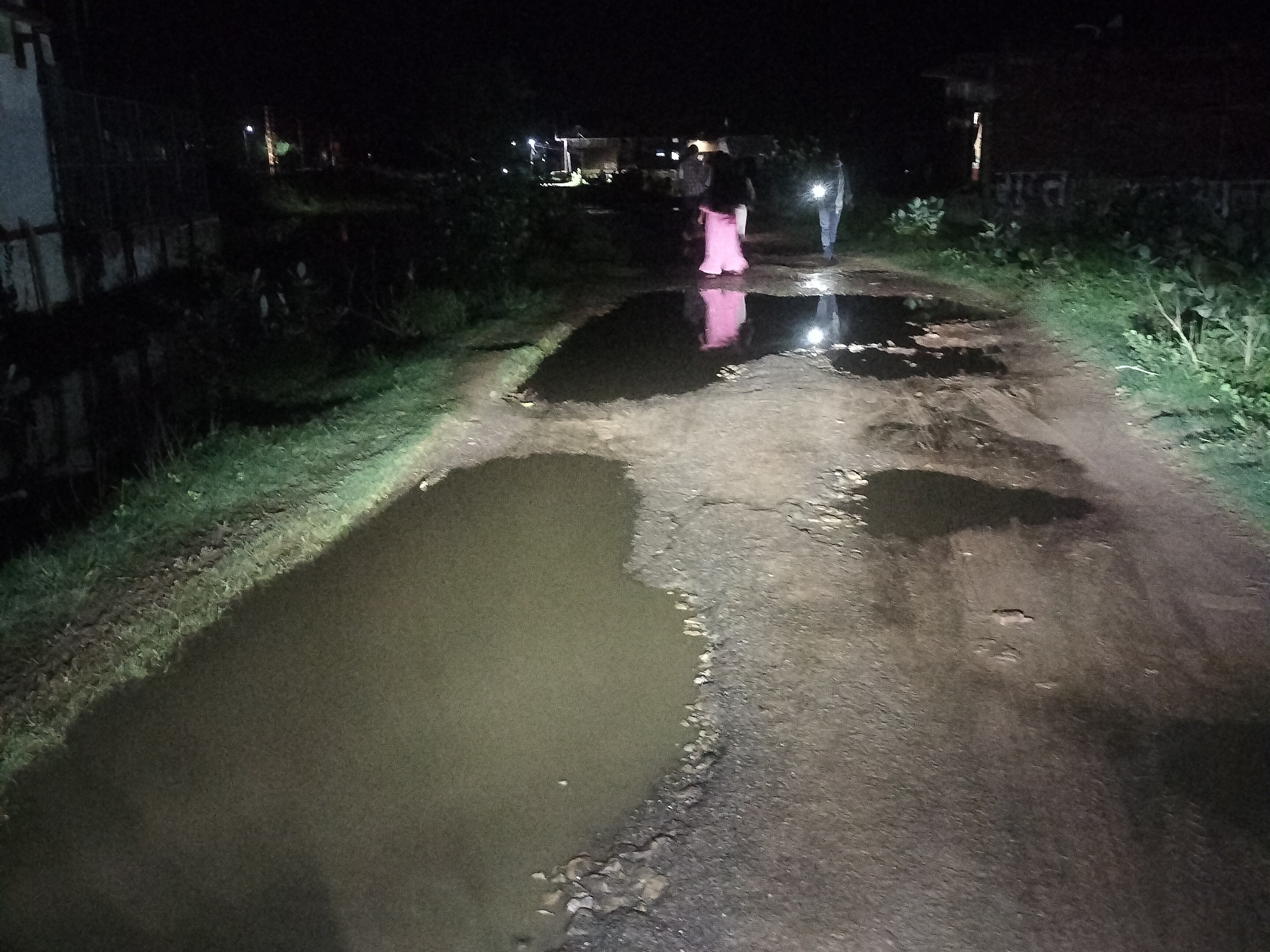 The condition of Kalandihwa road in Barhni is bad | बढ़नी में कलंदीहवा ...