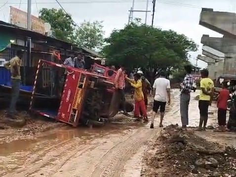 Accidents are happening due to potholes and mud at Pohri railway ...