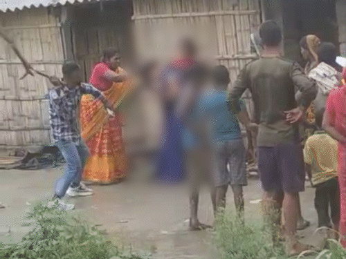 woman was beaten up by her mother in law and devar in samastipur | सास ने पकड़े बाल, लाठी-डंडे ...