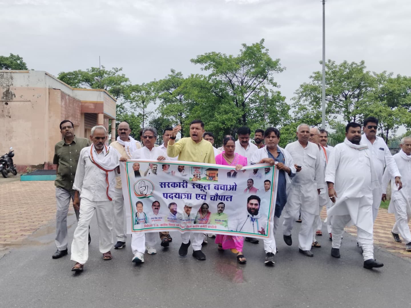 Protest against closure of 5000 government schools in UP | यूपी में ...