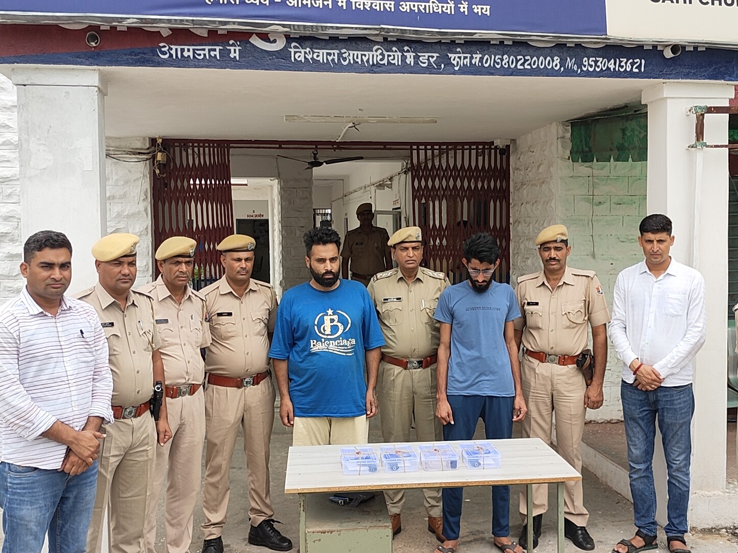 Two smugglers arrested with foreign weapons