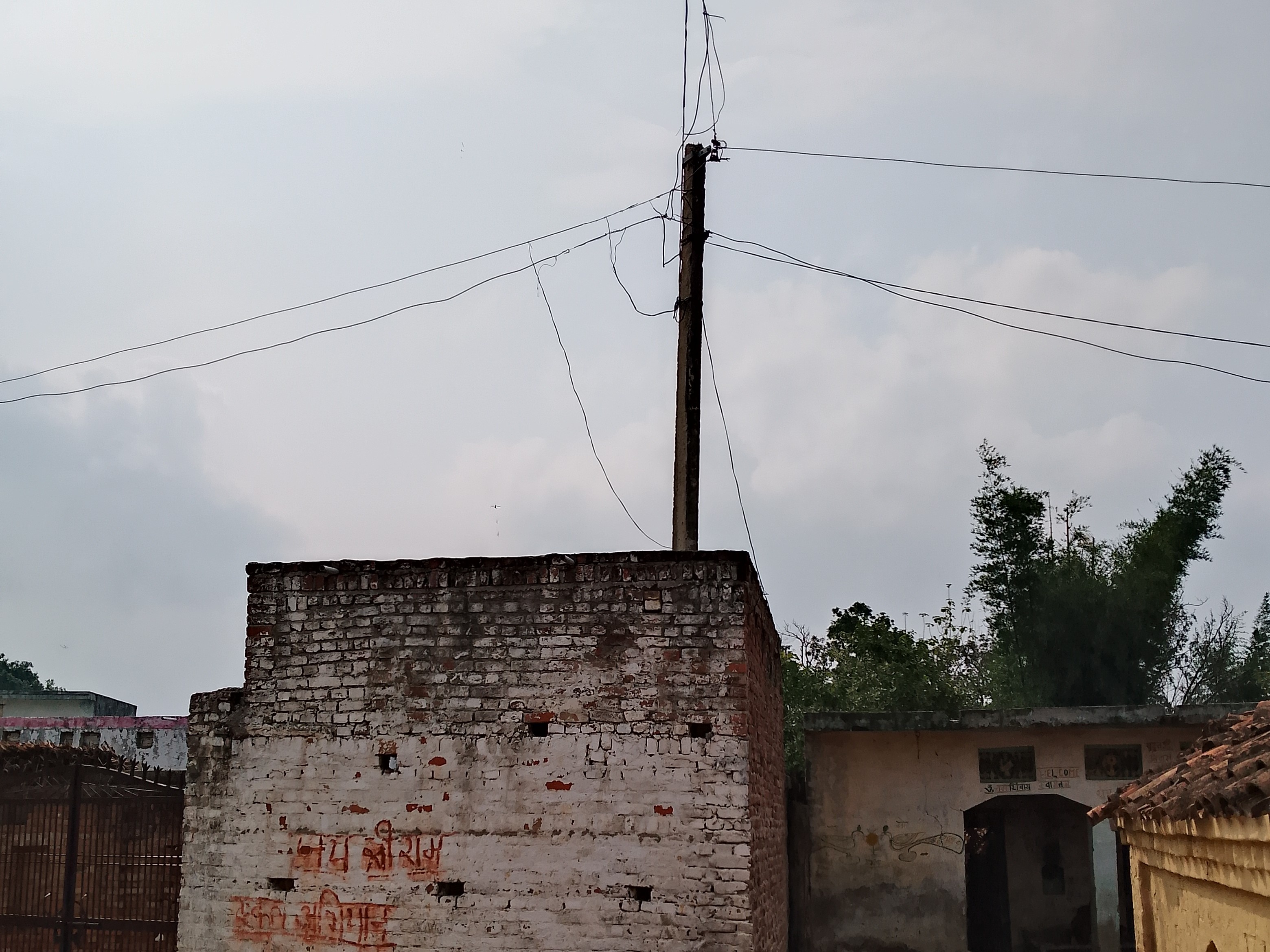 Villagers panic due to dilapidated electricity pole | जर्जर बिजली पोल से ग्रामीणों में दहशत ...