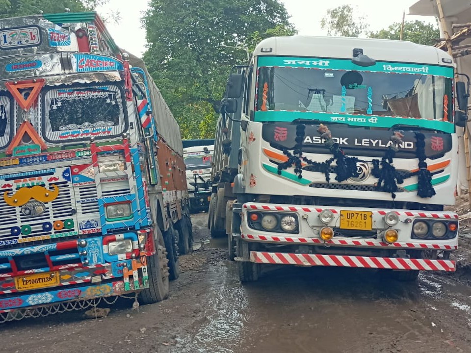 Three feet deep pit built on the road in Fatehpur's Dhata | फतेहपुर के ...