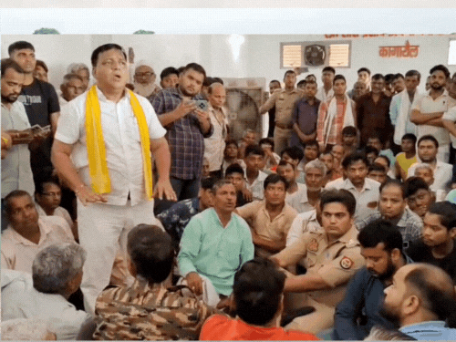 Traders closed the market in Kagarol, Agra | आगरा के कागारौल में ...