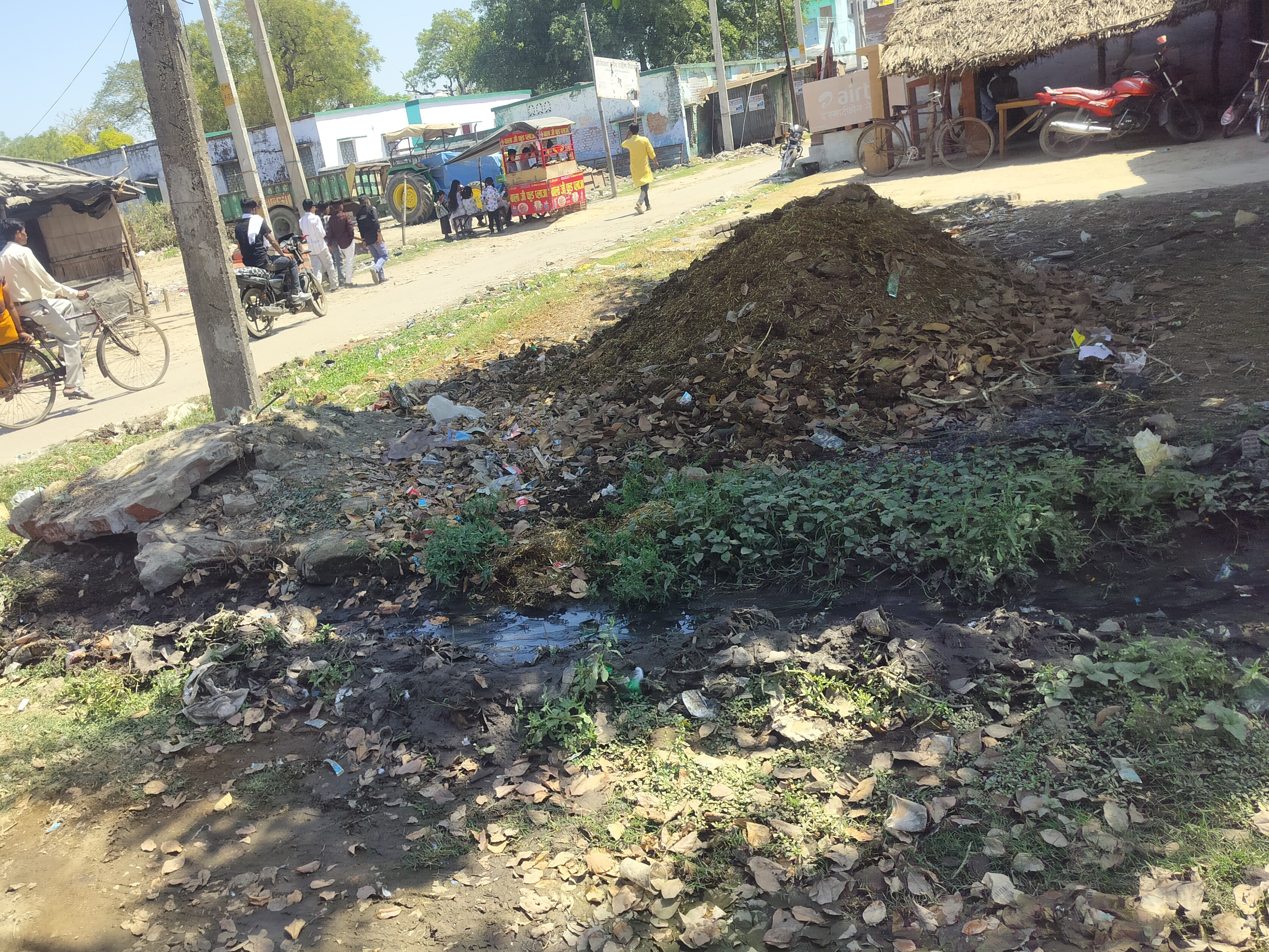 Dirty water is flowing on the roads due to lack of drains, appeal to ...