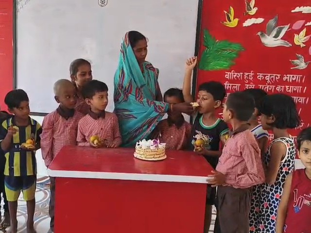 Children were welcomed by cutting cake in Gonda | गोंडा में केक काट बच्चों का किया गया स्वागत ...