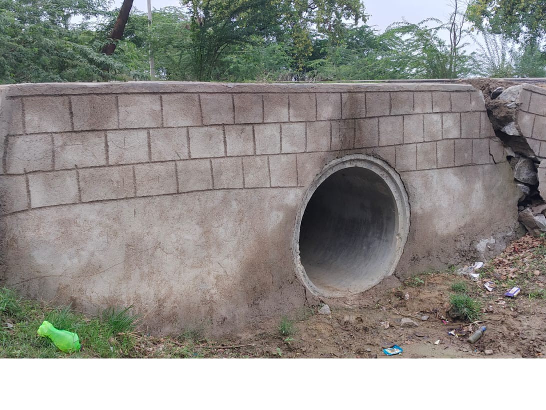 The culverts built in two months broke in the first rain | दो महीने में ...