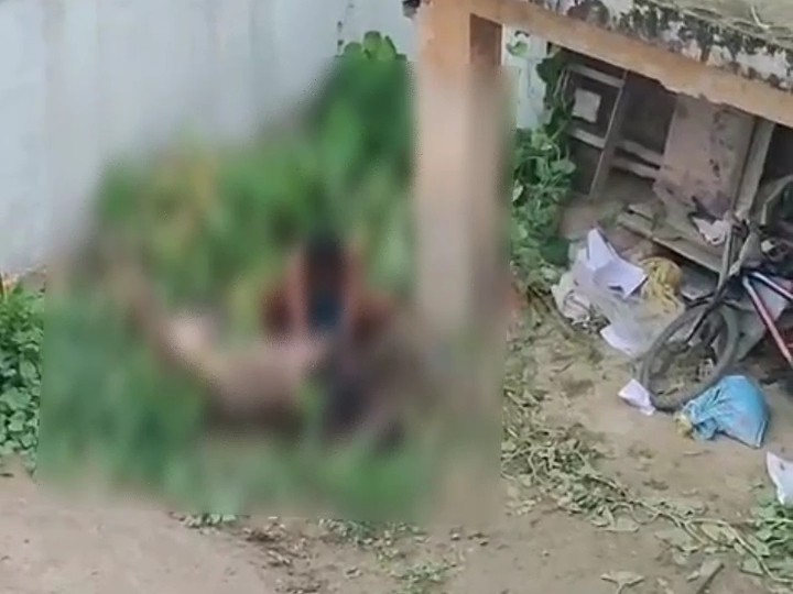 A young man slaughtered a cow, police ran a bulldozer on his house | युवक ने काटा गोवंश, पुलिस ...