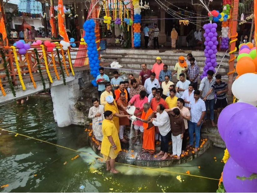 Mother Tapti was worshipped with 111 liters of pure milk | 111 लीटर ...