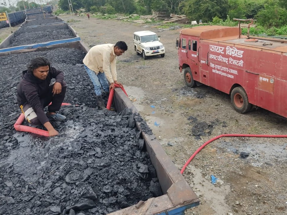 Coal caught fire in goods train at Timarni station | टिमरनी स्टेशन पर ...